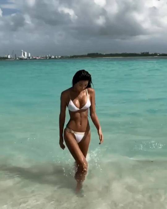 Jennifer Lee Perfect Bikini Body | Scrolller