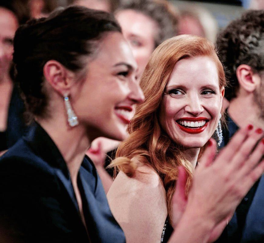 Jessica Chastain mirin Gal Gadot | Scrolller