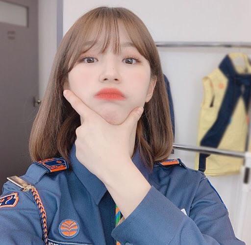 Jiheon pose | Scrolller