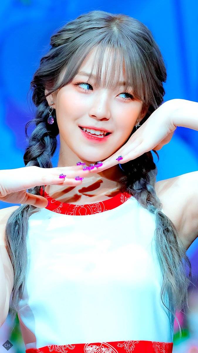 Jiheon pose | Scrolller