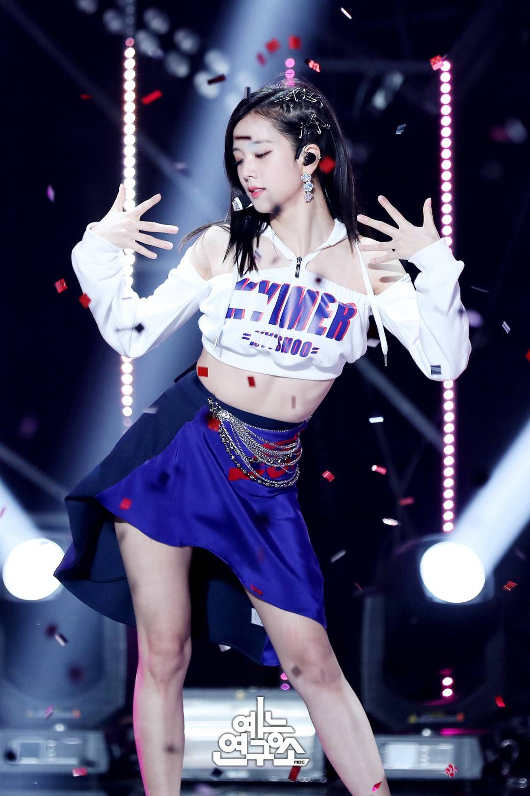 Jisoo Jazz Hands | Scrolller