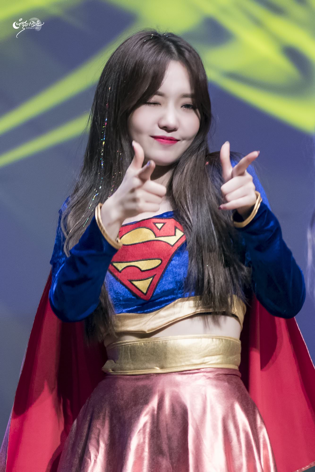 Jisun pointing | Scrolller