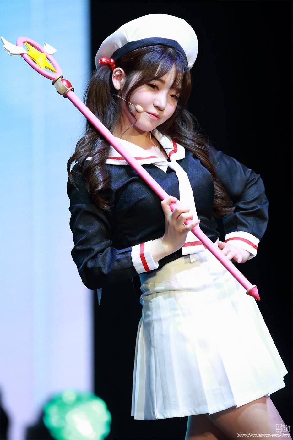 Jisun pose | Scrolller