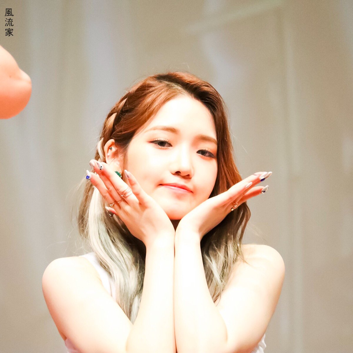 Jisun pose | Scrolller