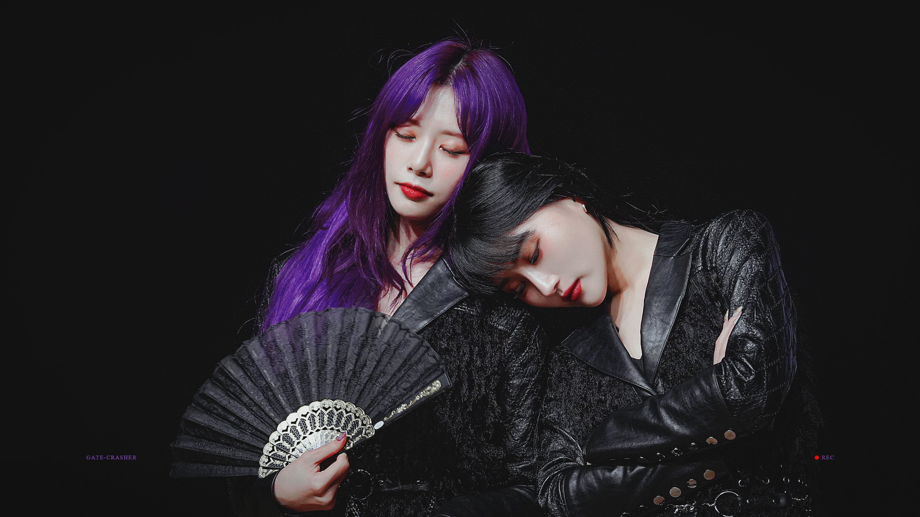 JiU and Siyeon | Scrolller