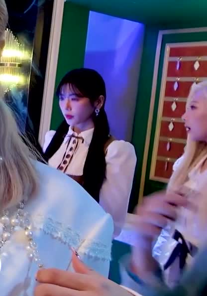 JiU bumps into Handong | Scrolller