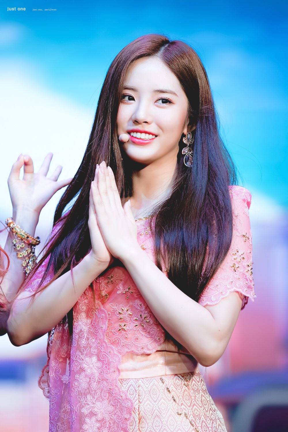 Jiwon 🙏 | Scrolller