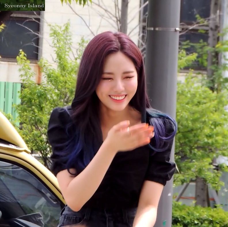 Jiwon giggles | Scrolller