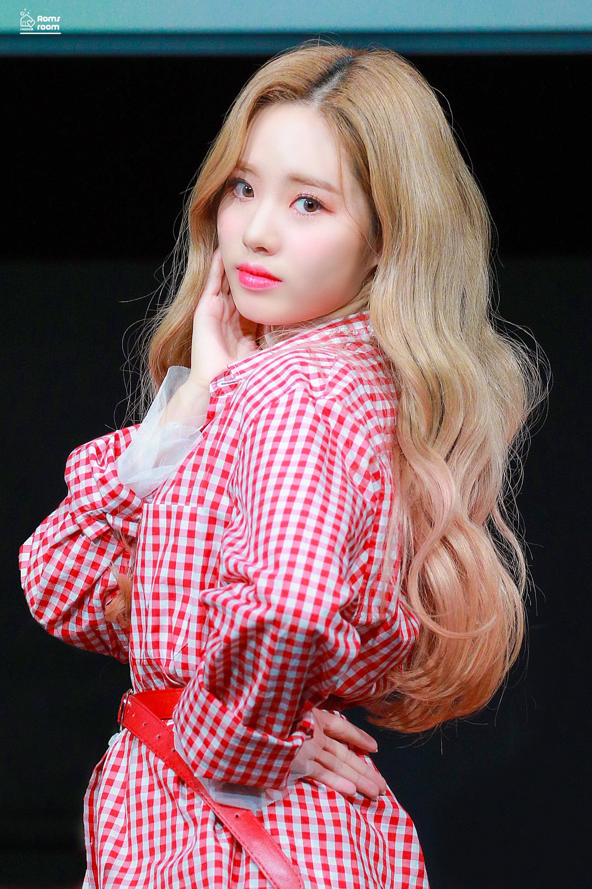 Jiwon look back | Scrolller