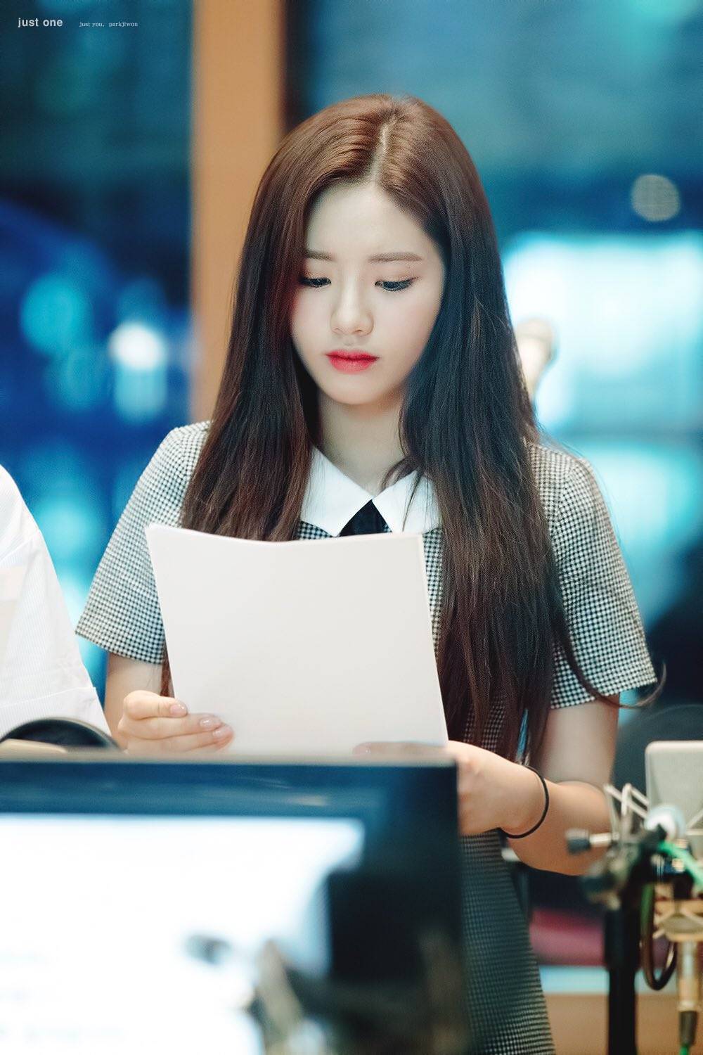 Jiwon reading | Scrolller