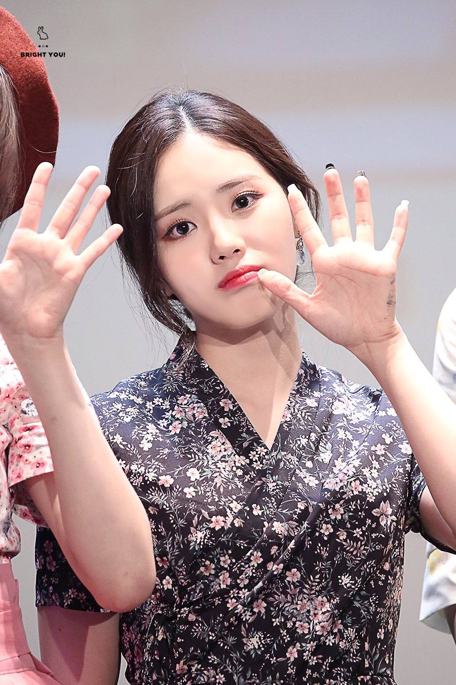 Jiwon's left handed problems | Scrolller