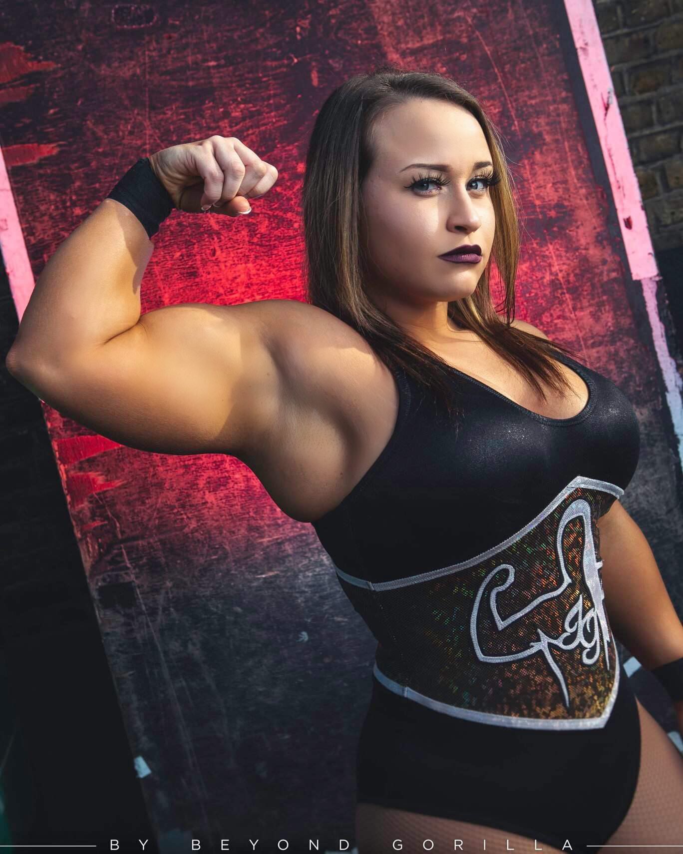 Jordynne Grace Flexing Her Huge Muscles | Scrolller