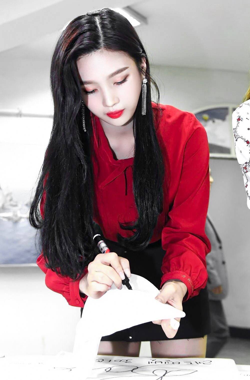 Joy Signing | Scrolller