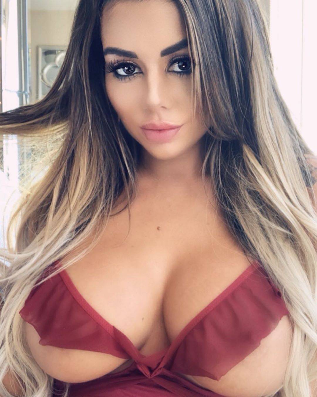 Juli Annee | Scrolller