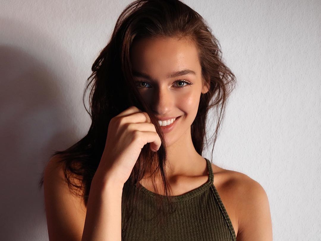 Juli Mery | Scrolller