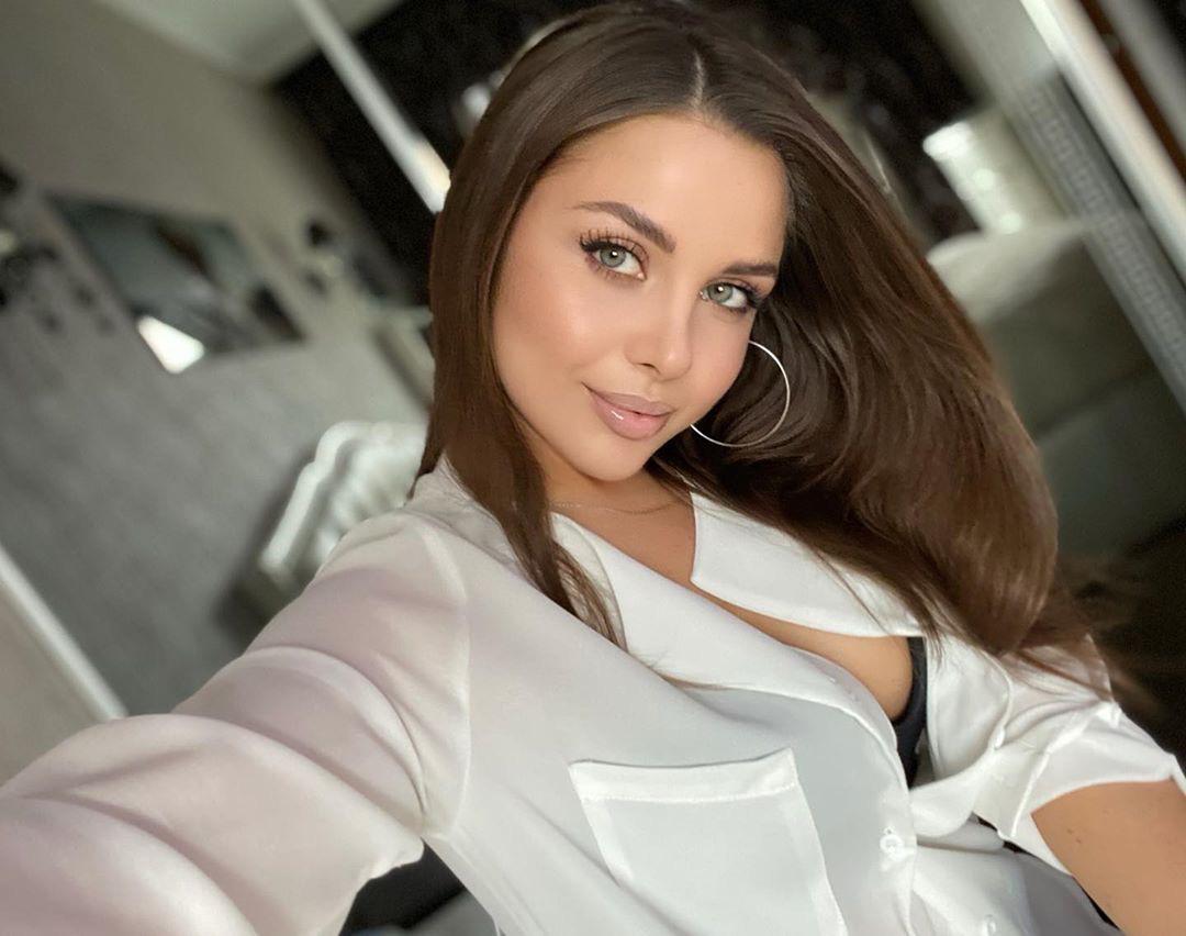 Julia In White | Scrolller