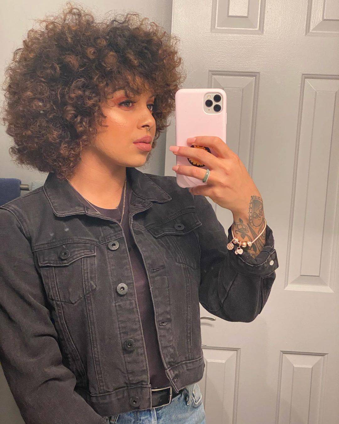 Just a random picture i think i look adorable do y'all think so? | Scrolller