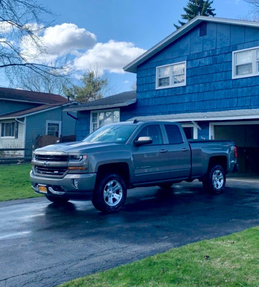 Just picked up my first Silverado. Threw in a 2.5” leveling kit | Scrolller