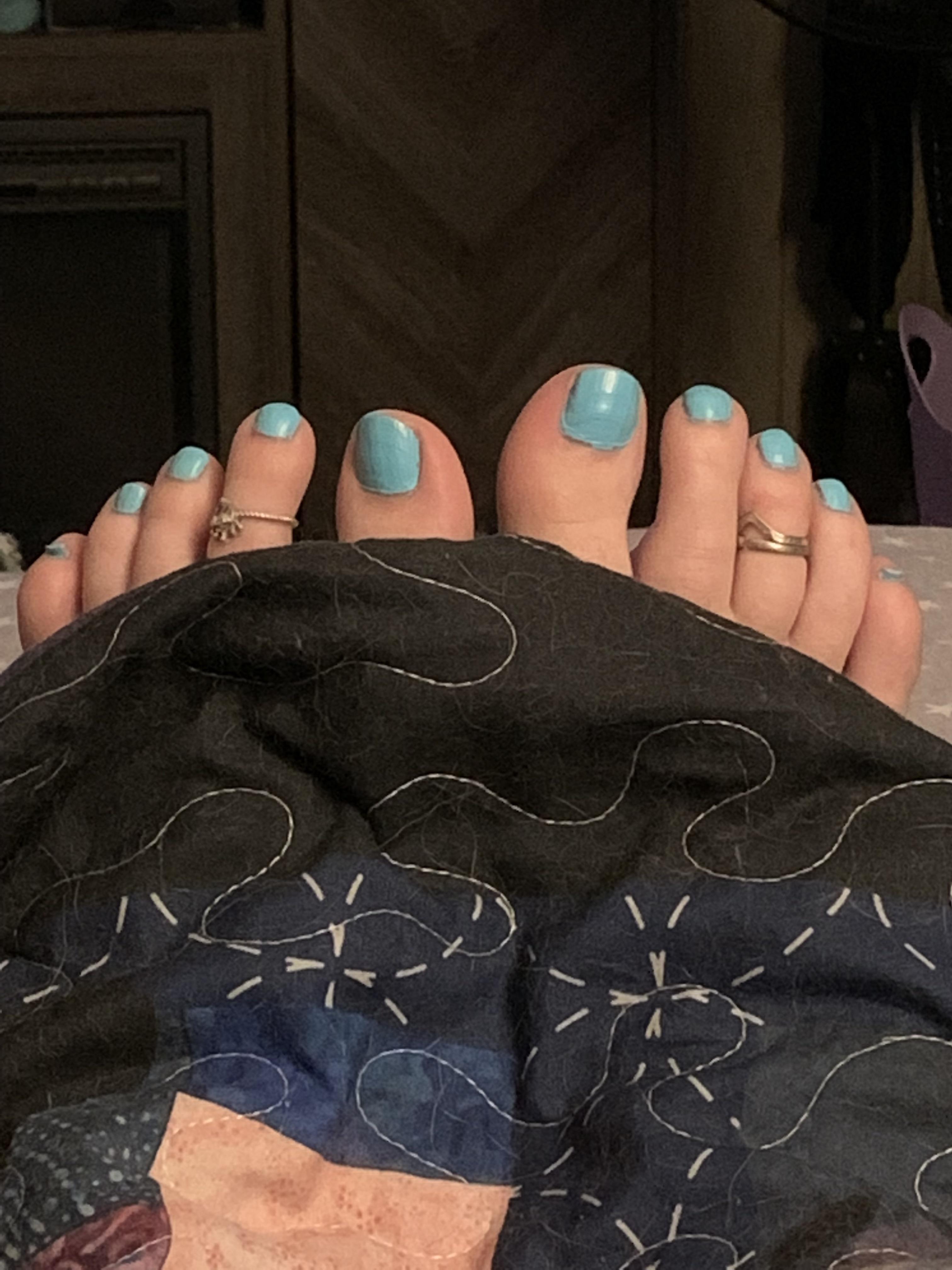 Just the toes poking out | Scrolller