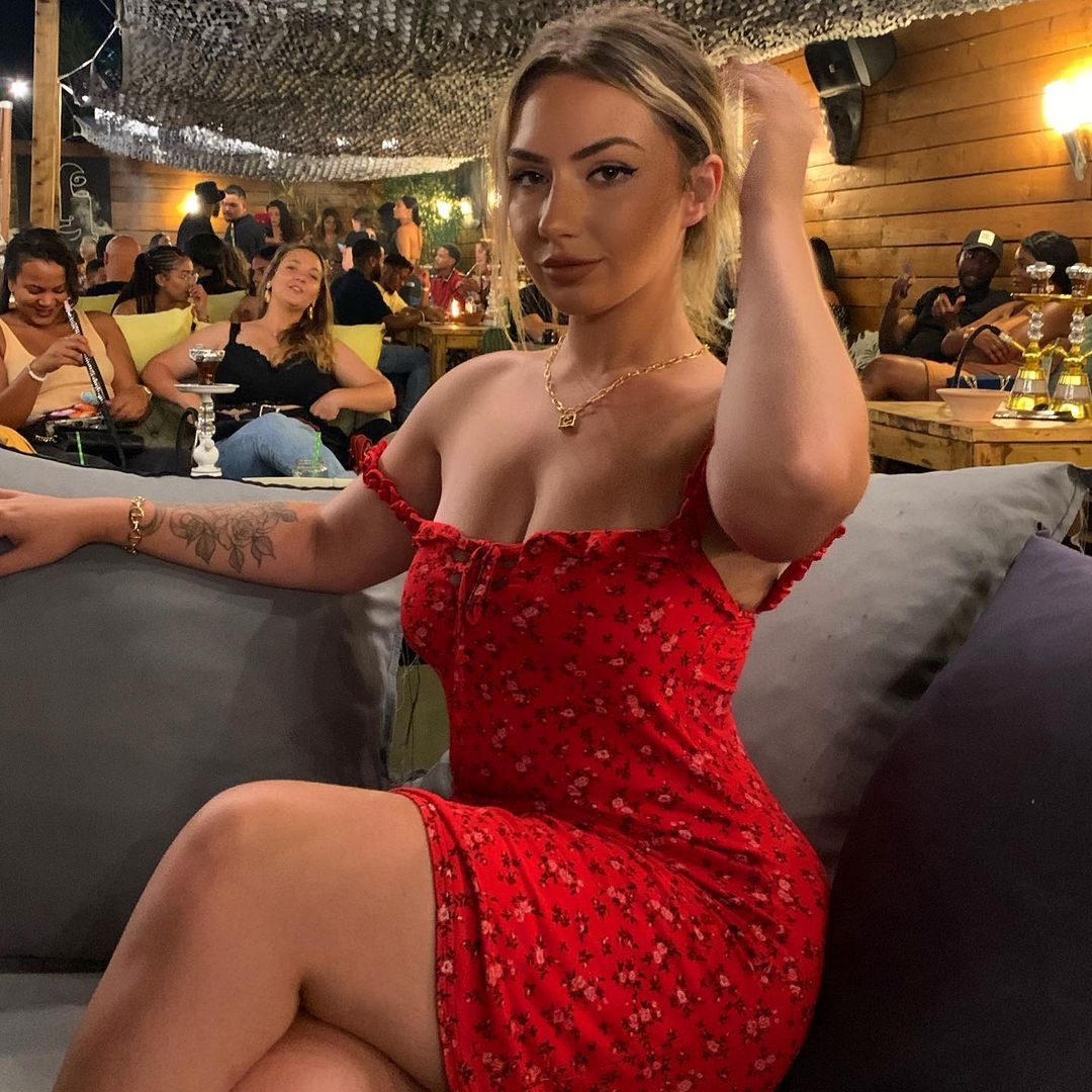 Justine Soares | Scrolller