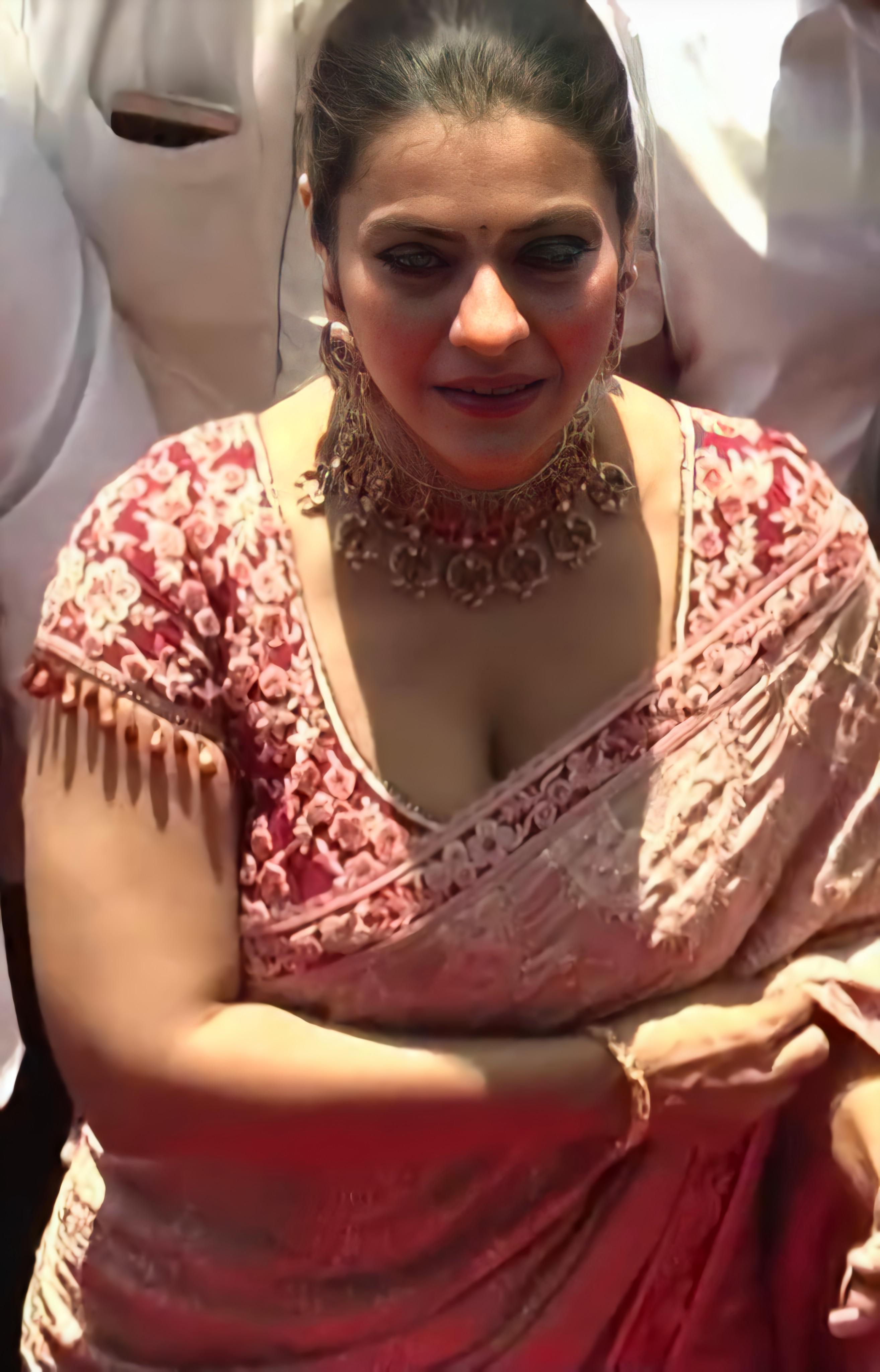 Kajol's beautiful cleavage caught on camera 💦 | Scrolller