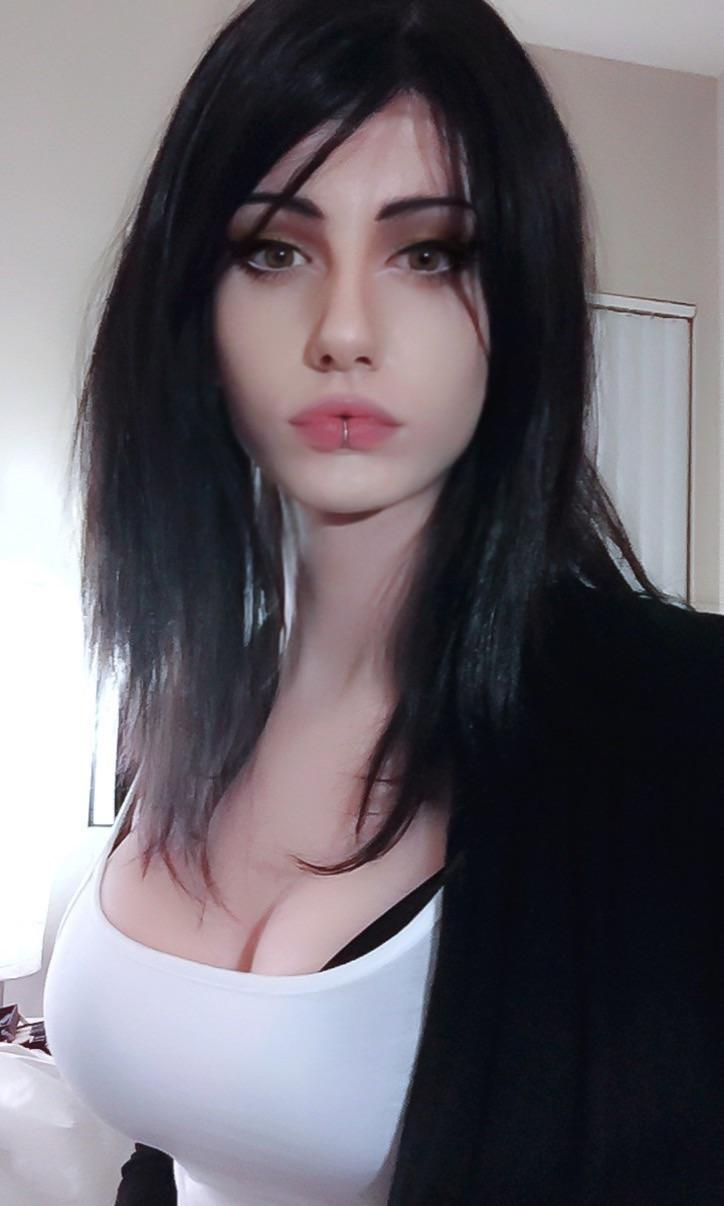 Kalindra Chan | Scrolller