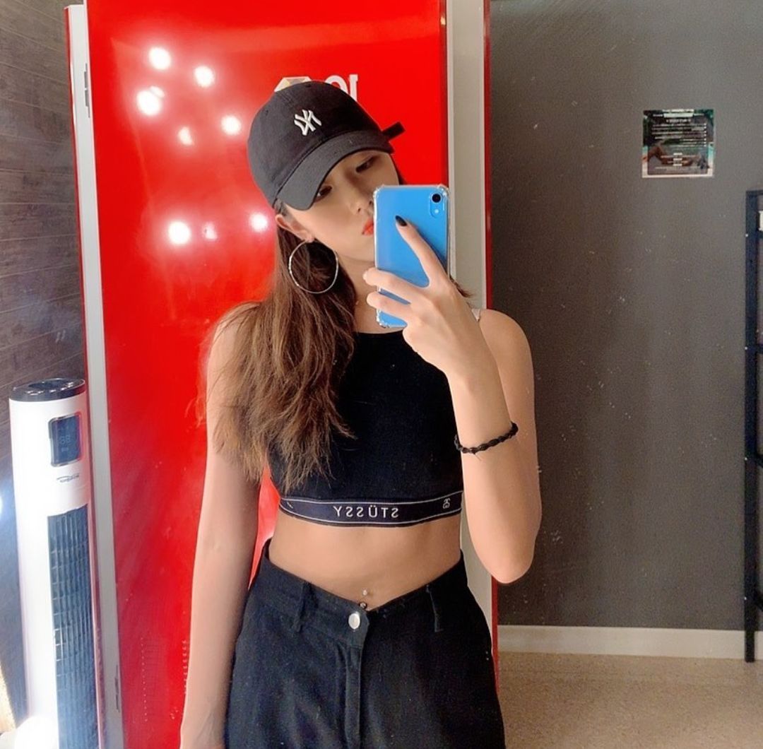 Kang Eun Mi's cute pierced belly button/navel | Scrolller