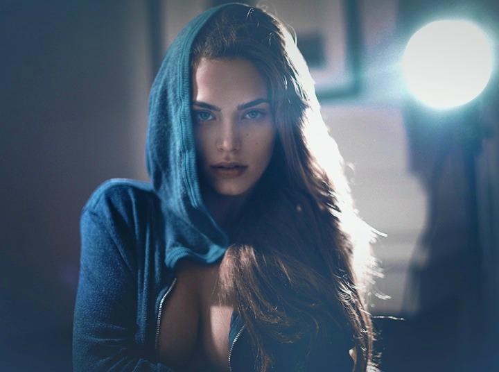 Kassi Smith grabbing your attention. | Scrolller