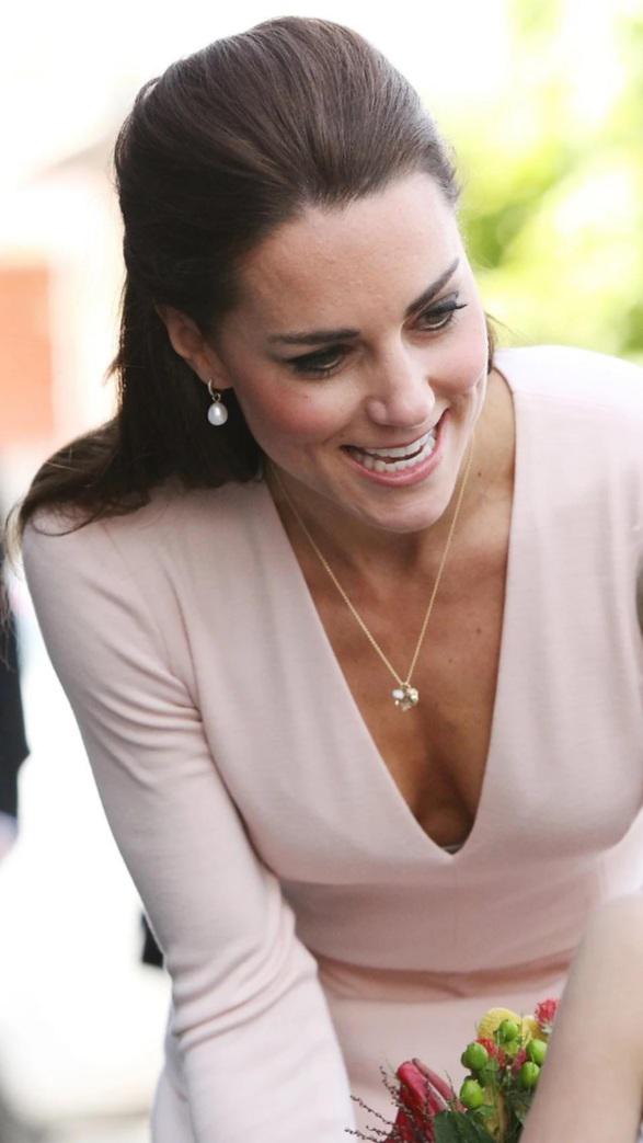 Kate's glorious cleavage | Scrolller
