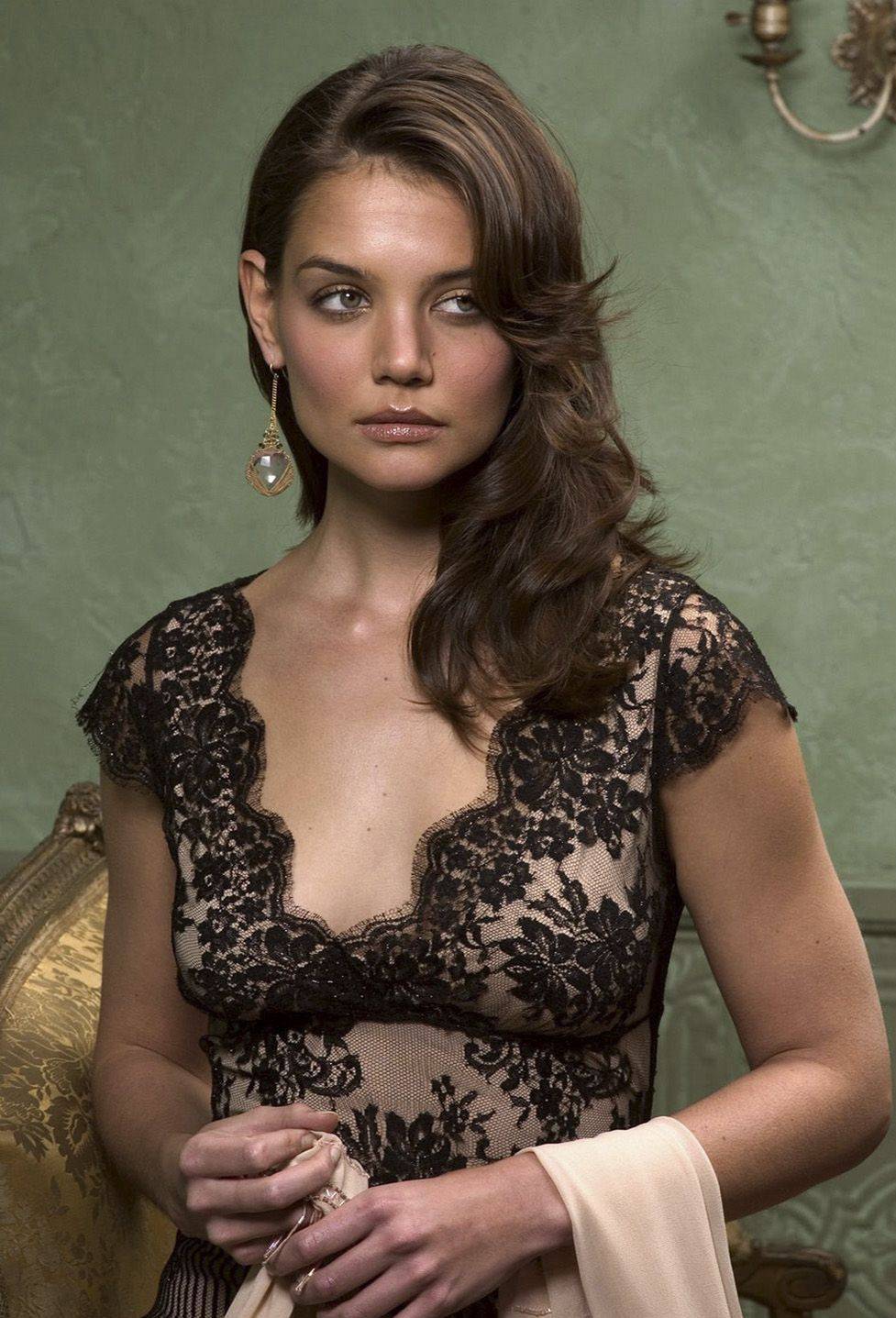 Katie Holmes Wavy Hairstyle | Scrolller