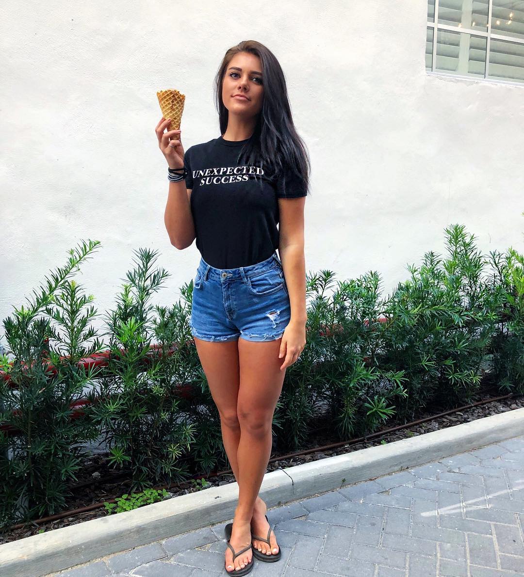 Katy Jo with flipflops on summer | Scrolller