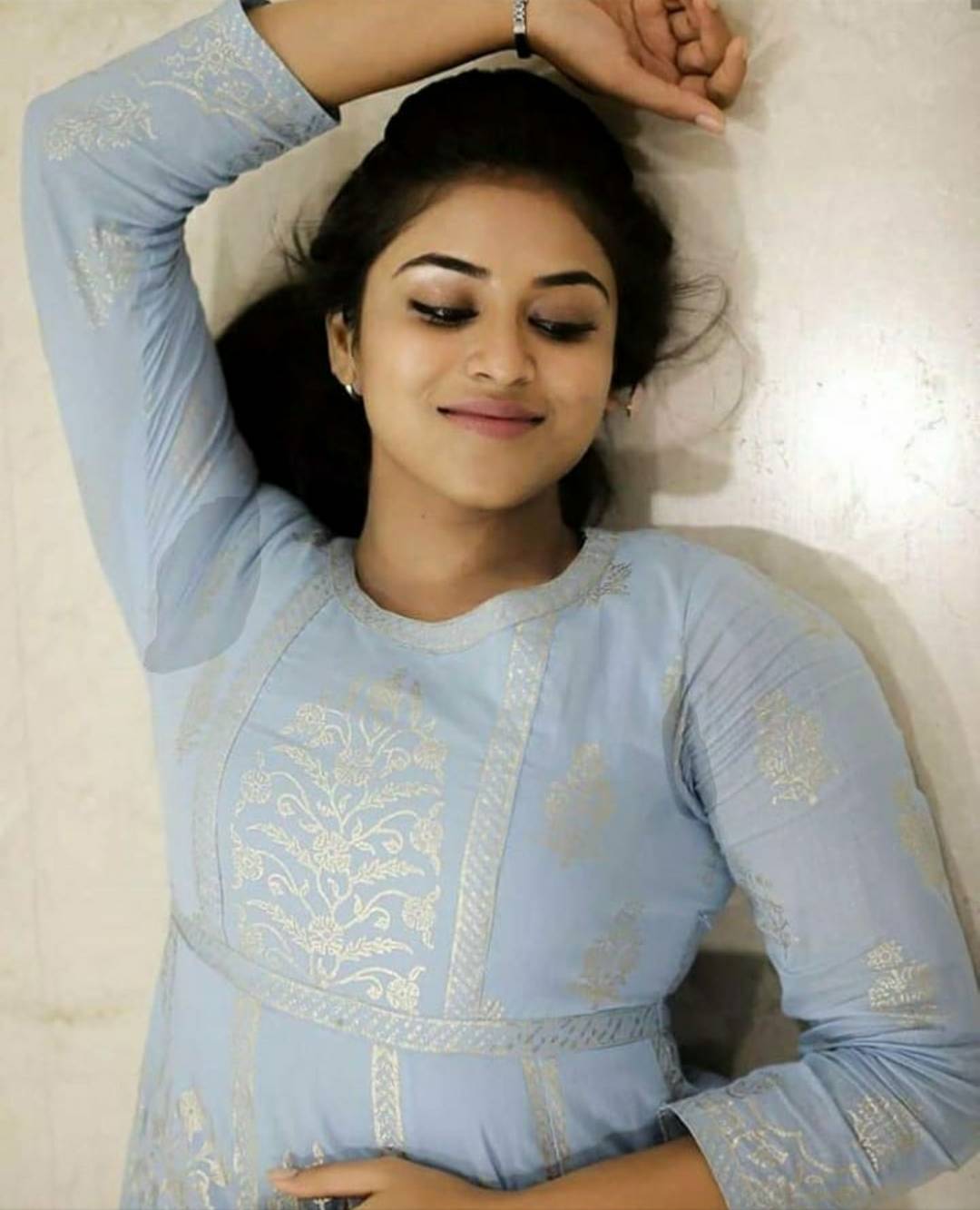Keerthi Suresh: So Sweaty n Oozy Armpits. Do You Feel To Smell Her? | Scrolller
