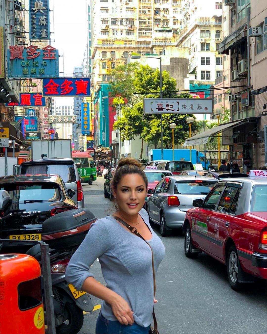 Kelly Brook | Scrolller