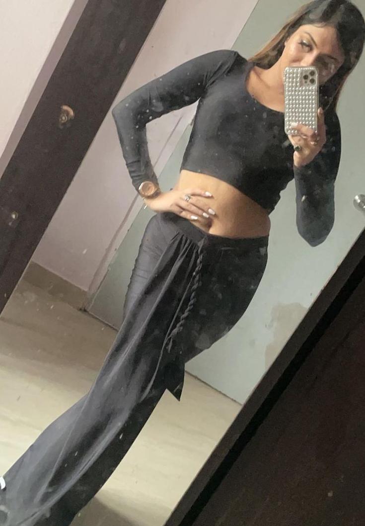 Khushi Mukherjee navel in black blouse and petticoat | Scrolller