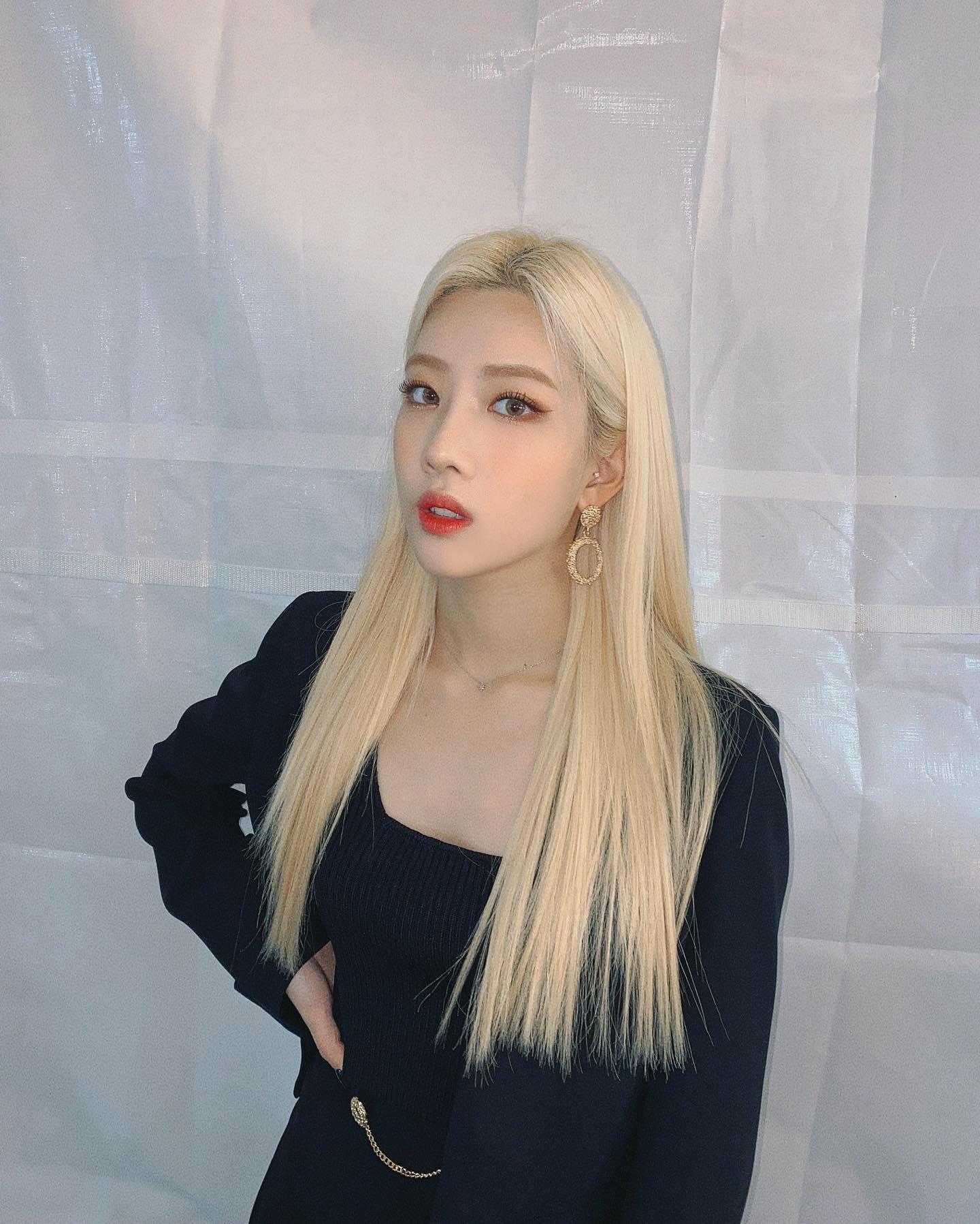 Kim Lip | Scrolller