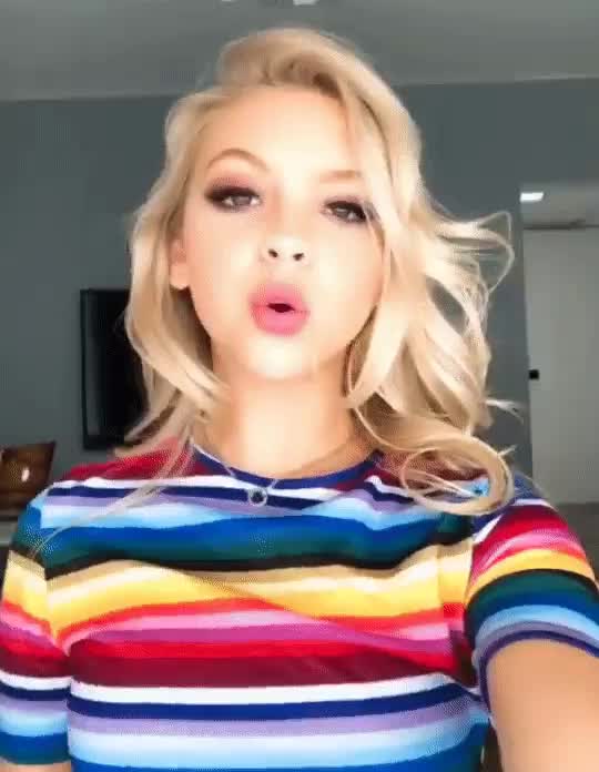 Kiss Kiss Kiss Kiss Scrolller