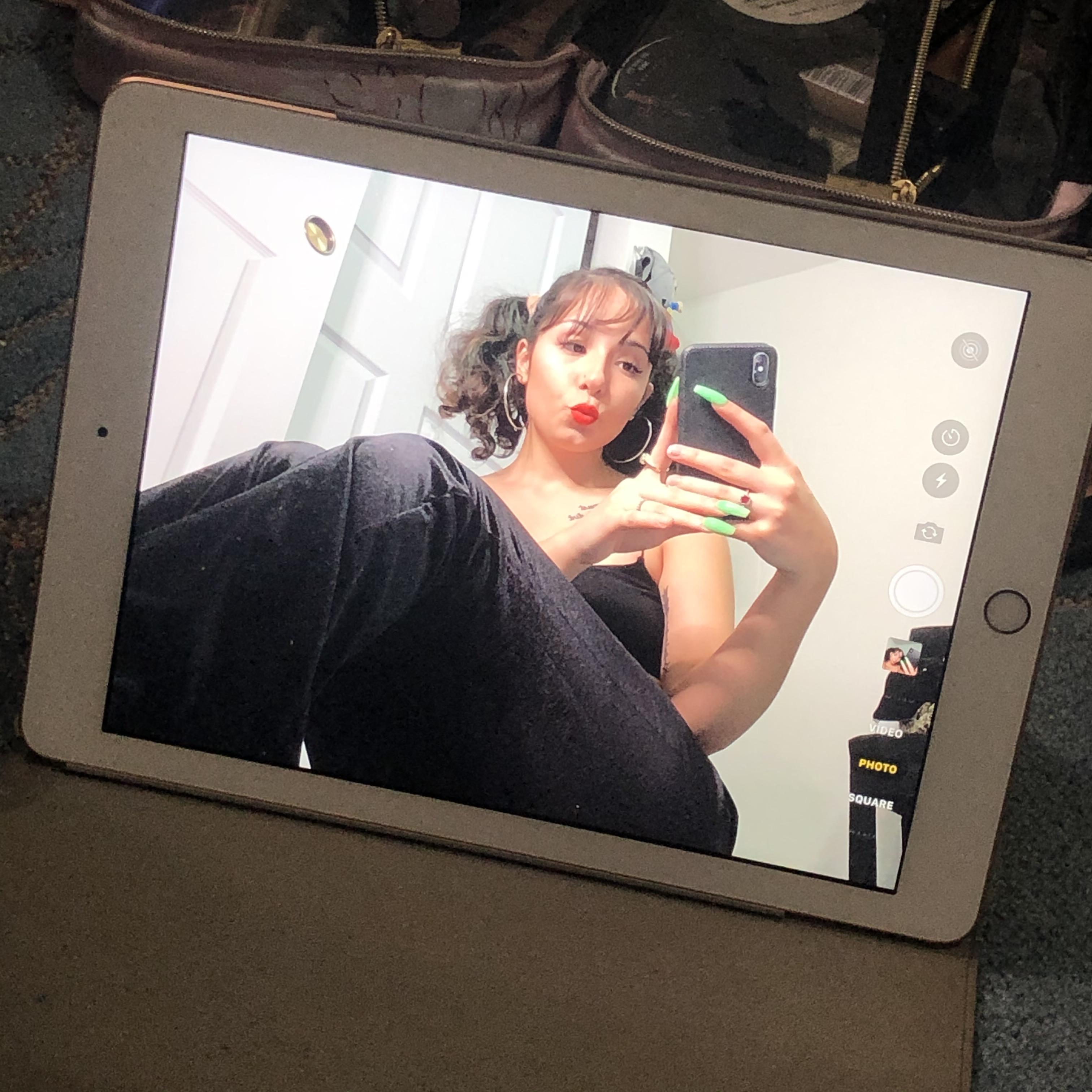 Kiss me through the screen😘🥰 | Scrolller