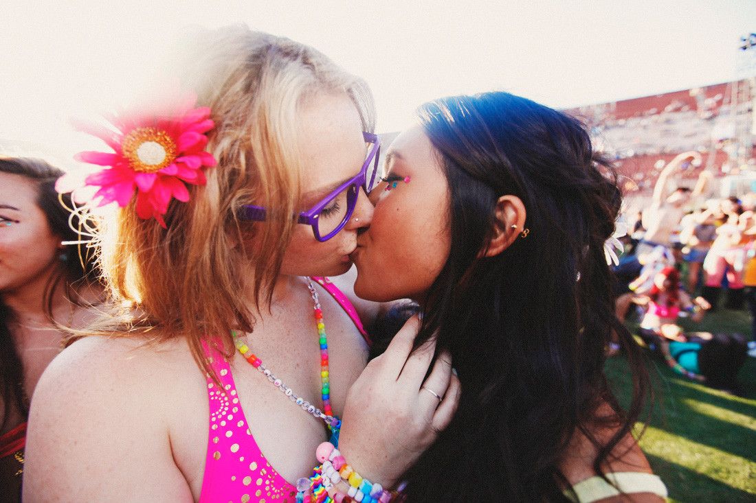 Kissing cuties | Scrolller