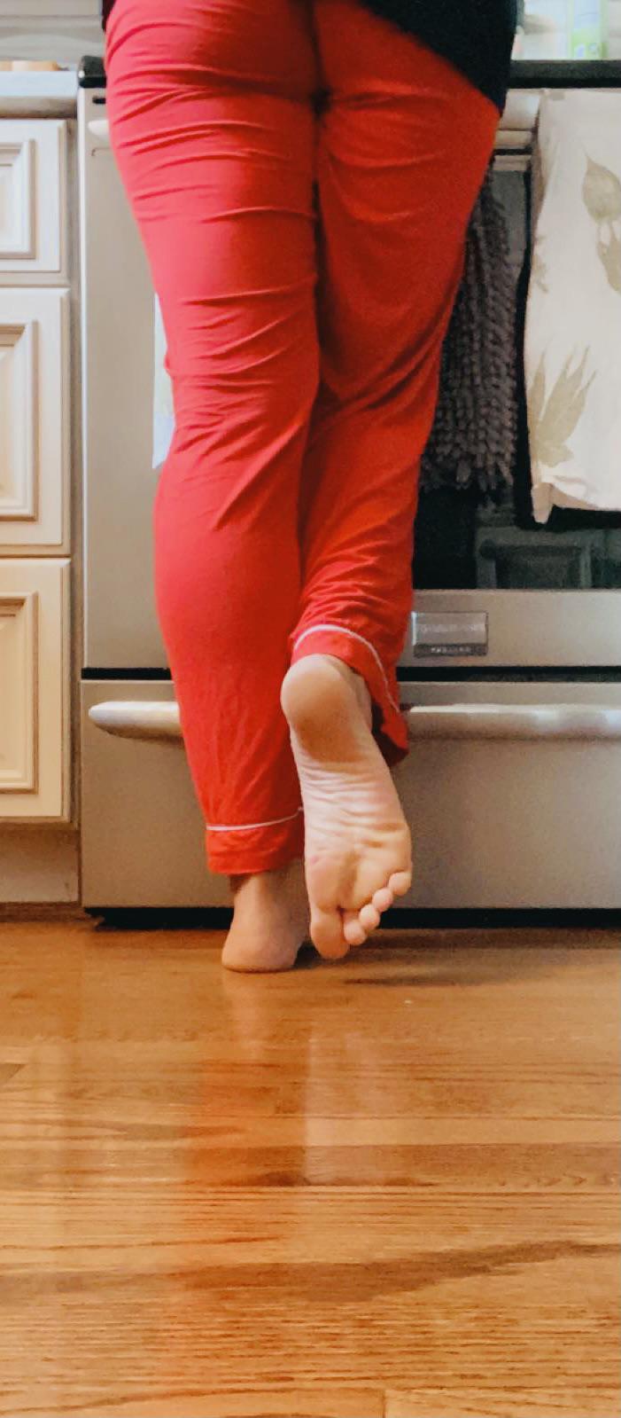 Kitchen feet! Guess what’s for dinner | Scrolller