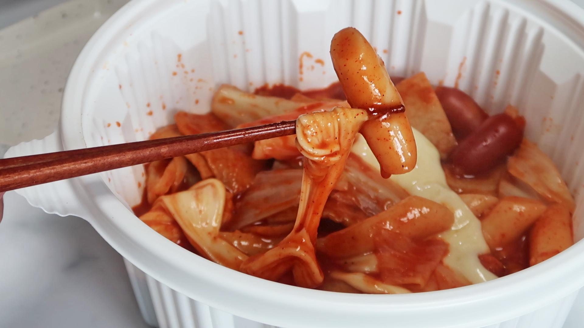 Korean-style Tteokbokki (rice cakes) in a cheesy, spicy soup! | Scrolller