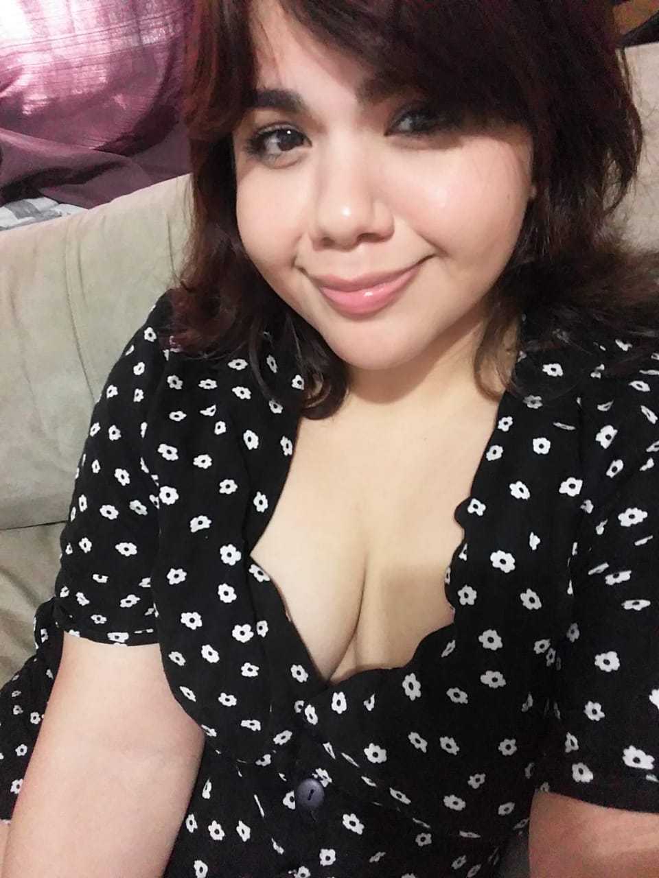 La animan a mostrar mas | Scrolller