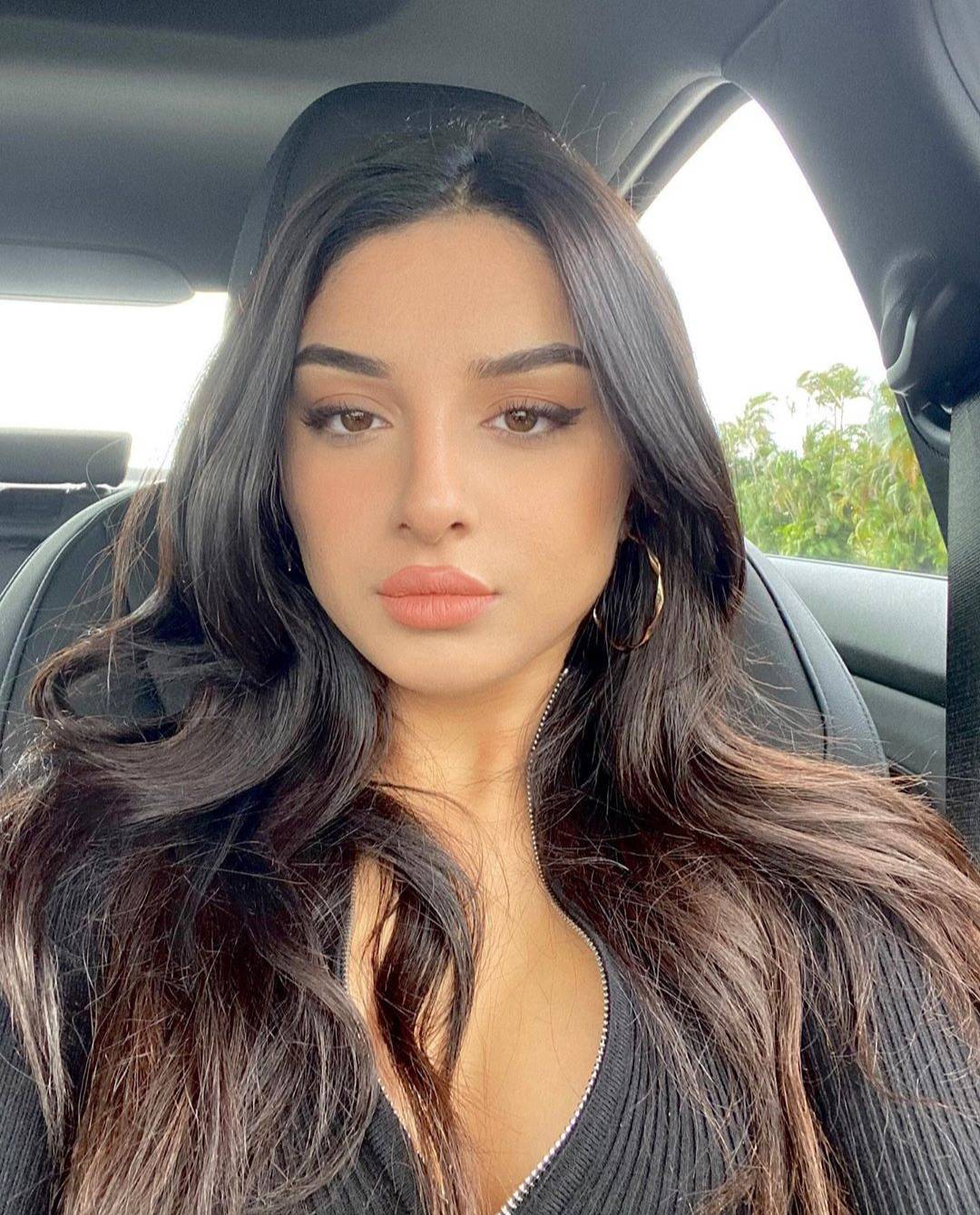 Lady in the streets (@hirashayk) | Scrolller