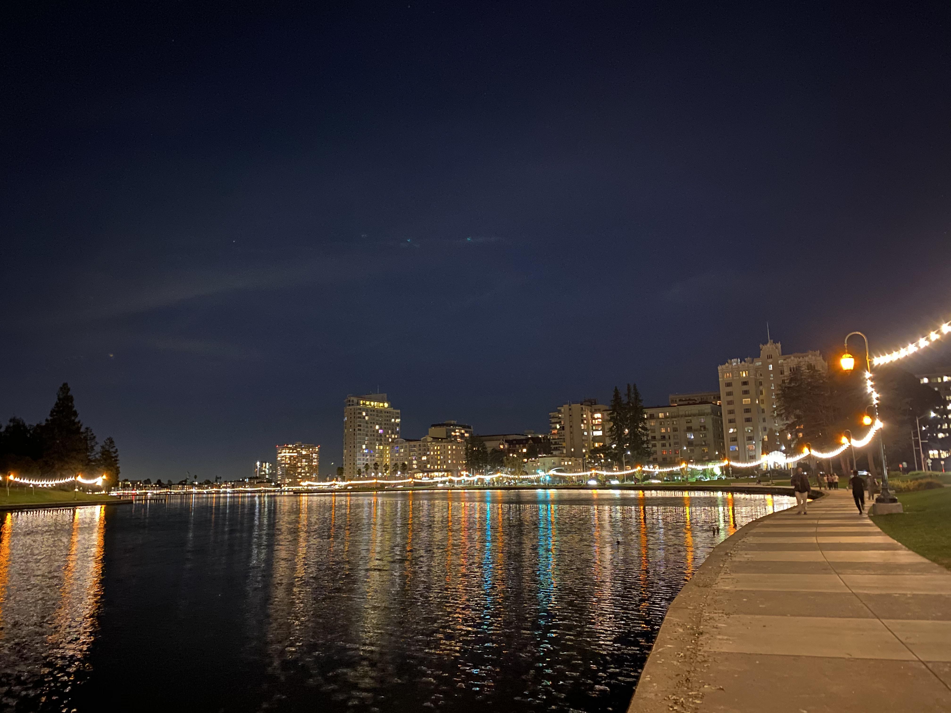 Lake Merritt tonight | Scrolller