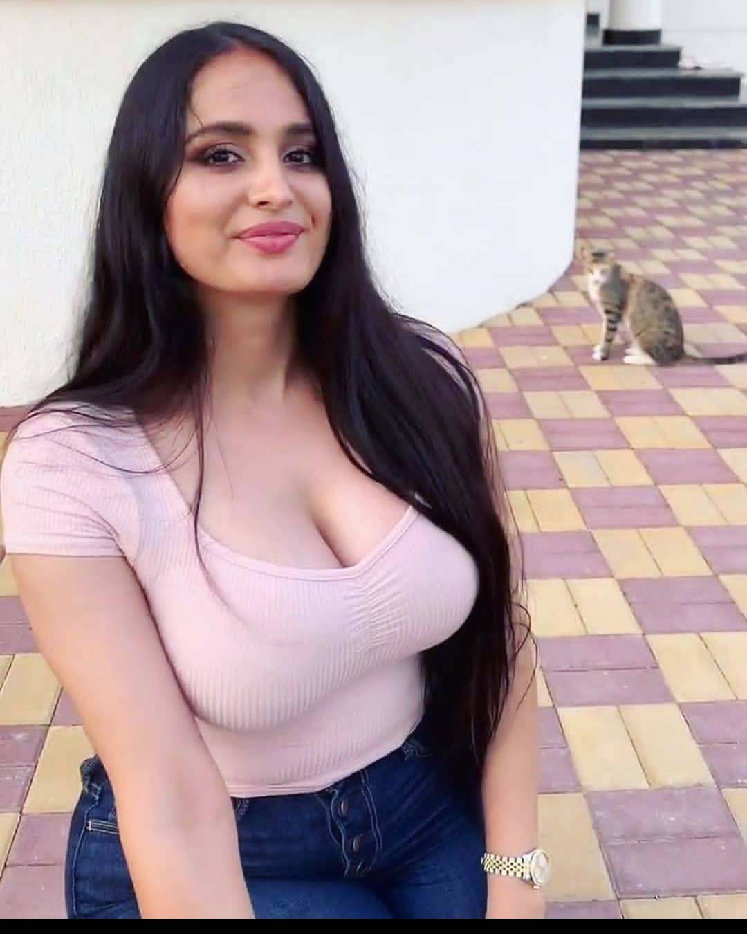 Lana sexy cleavage 🥵 | Scrolller