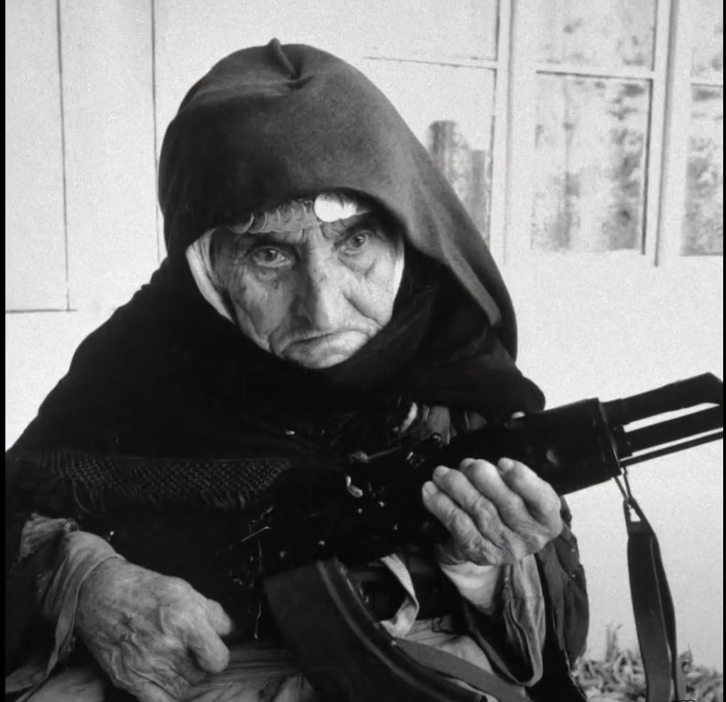 Las abuelas cuando les dices que no tienes hambre... | Scrolller