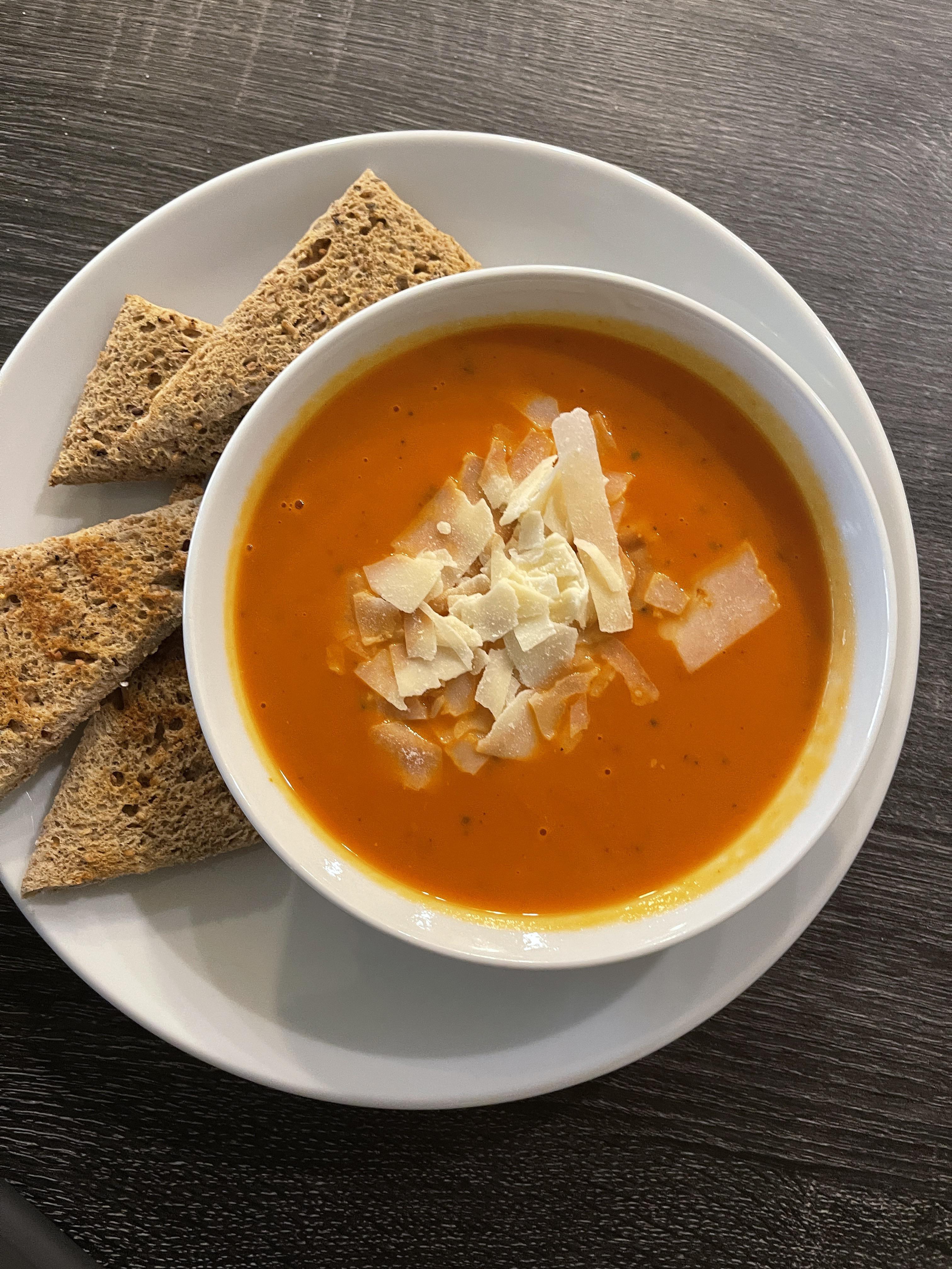 Late night snack ️🍅 tomato soup and wheat bread 🥖 | Scrolller