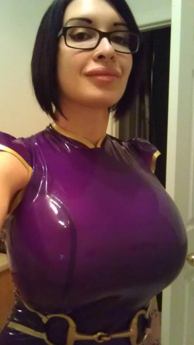 Latex selfie | Scrolller