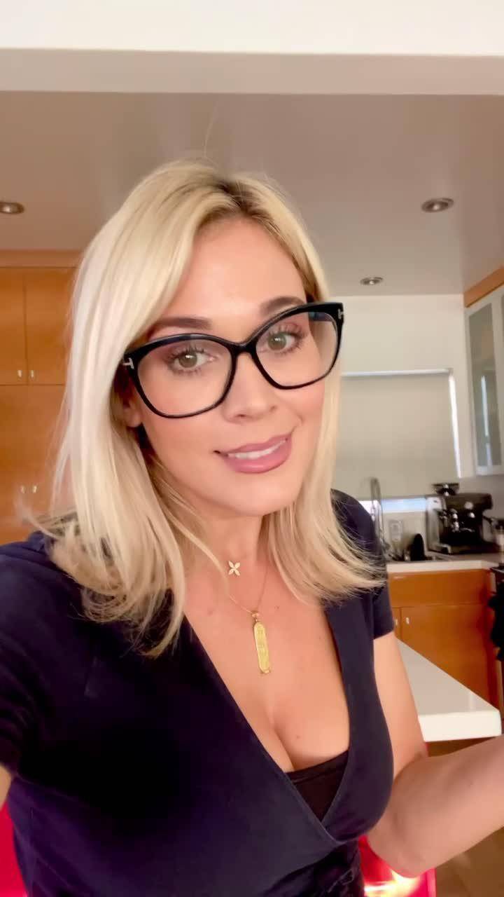 Lauren Compton [Glasses Friday] | Scrolller
