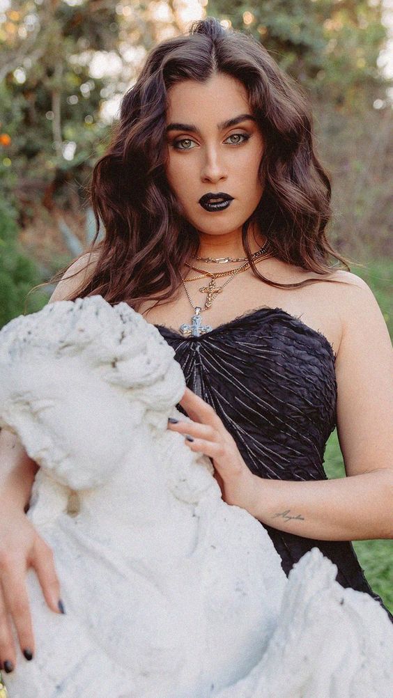 LAUREN IS LOOKING AT US, OMG. SO SEXY | Scrolller