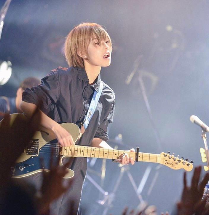 Lead singer | Scrolller